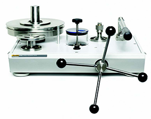 Bir Deadweight Test Cihazı Veya Piston Mastarı Kullanılırken ...